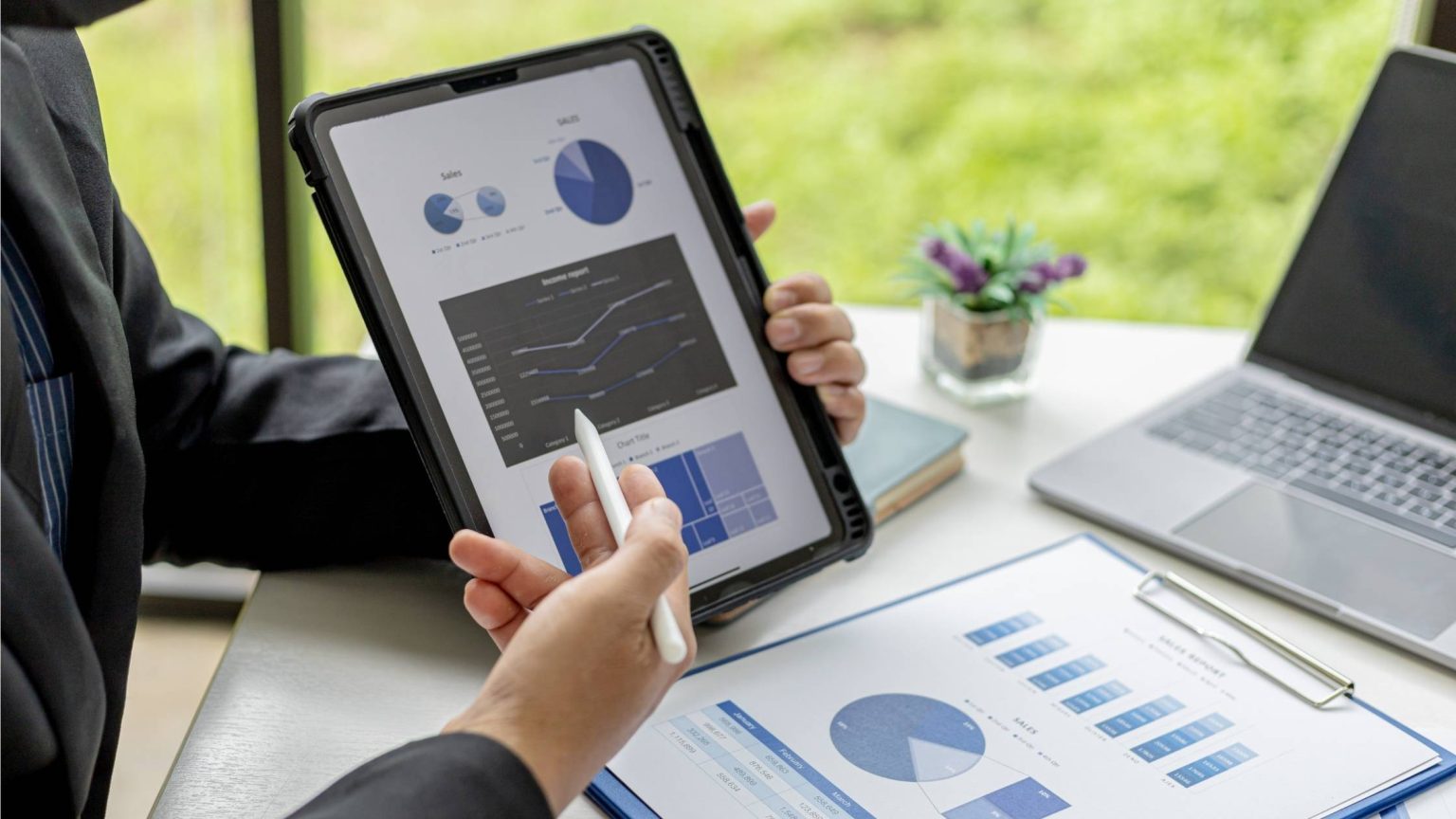 Field Sales App Guide: Must-Have Features and 2026 Trends - Small ...